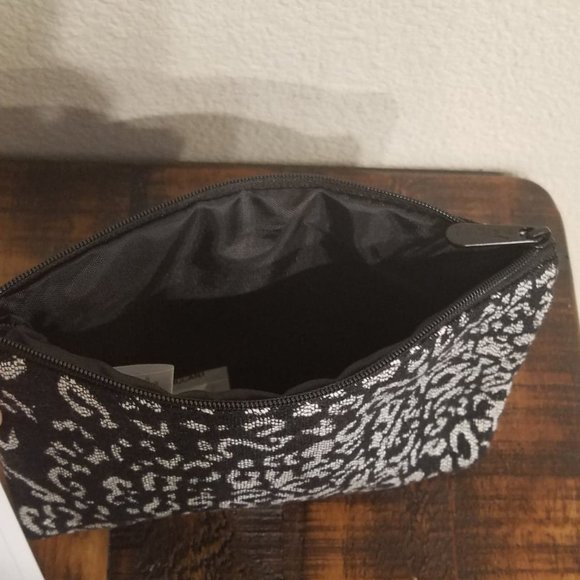 thirty-one | Bags | Thirty One Mini Zipper Pouch Luxe Leopard Weave ...